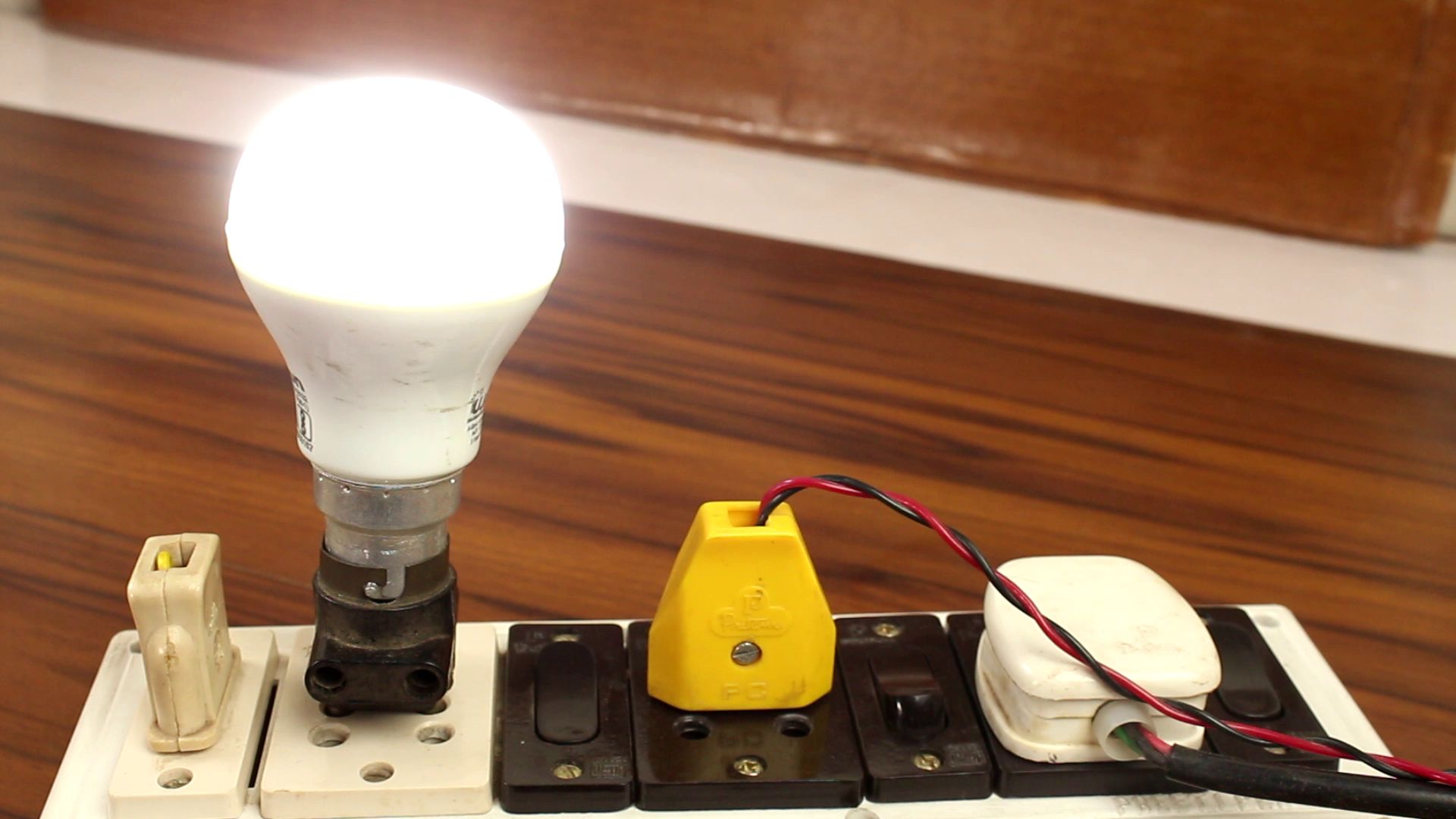 LED Bulbs Vs CFL Bulbs: Choose The Better One! - GEEKY SOUMYA